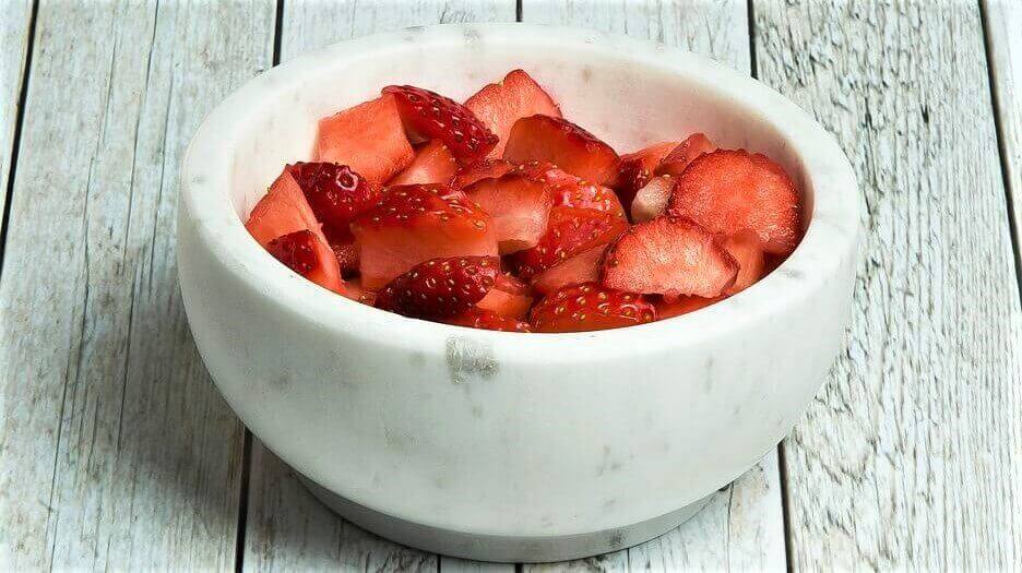 10 DIY Strawberry Face Masks for Glowing Skin - Beauty Tips By Nim